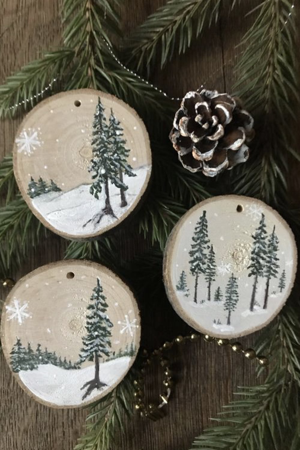 [DIY déco] Peindre des rondins de bois & décorer le sapin | Cocon ...