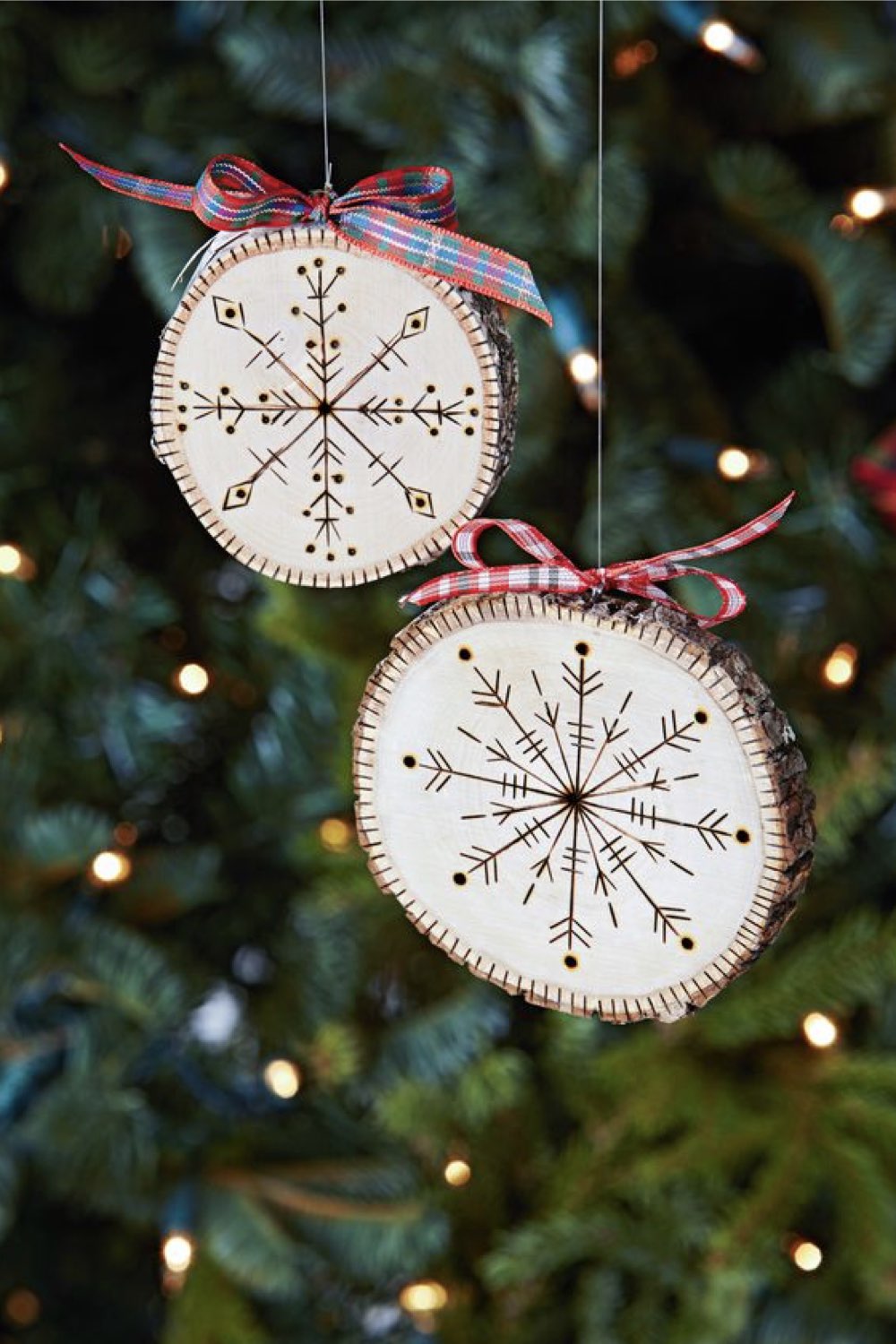 [DIY déco] Peindre des rondins de bois & décorer le sapin | Cocon ...