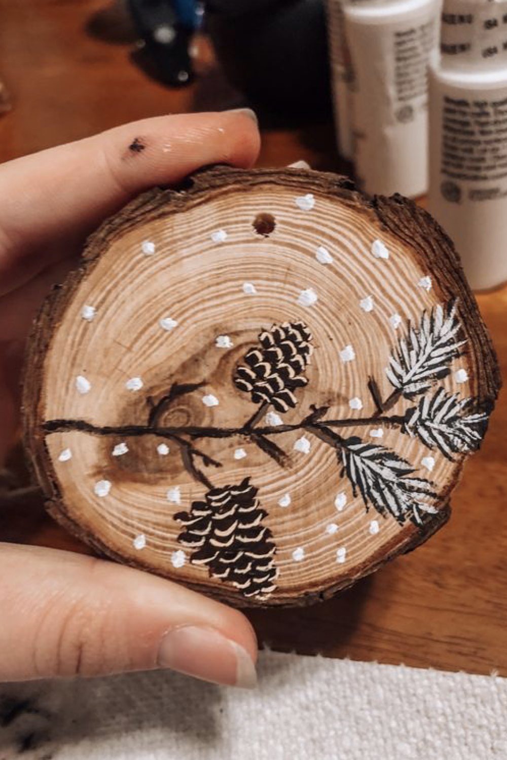 [DIY déco] Peindre des rondins de bois & décorer le sapin | Cocon ...