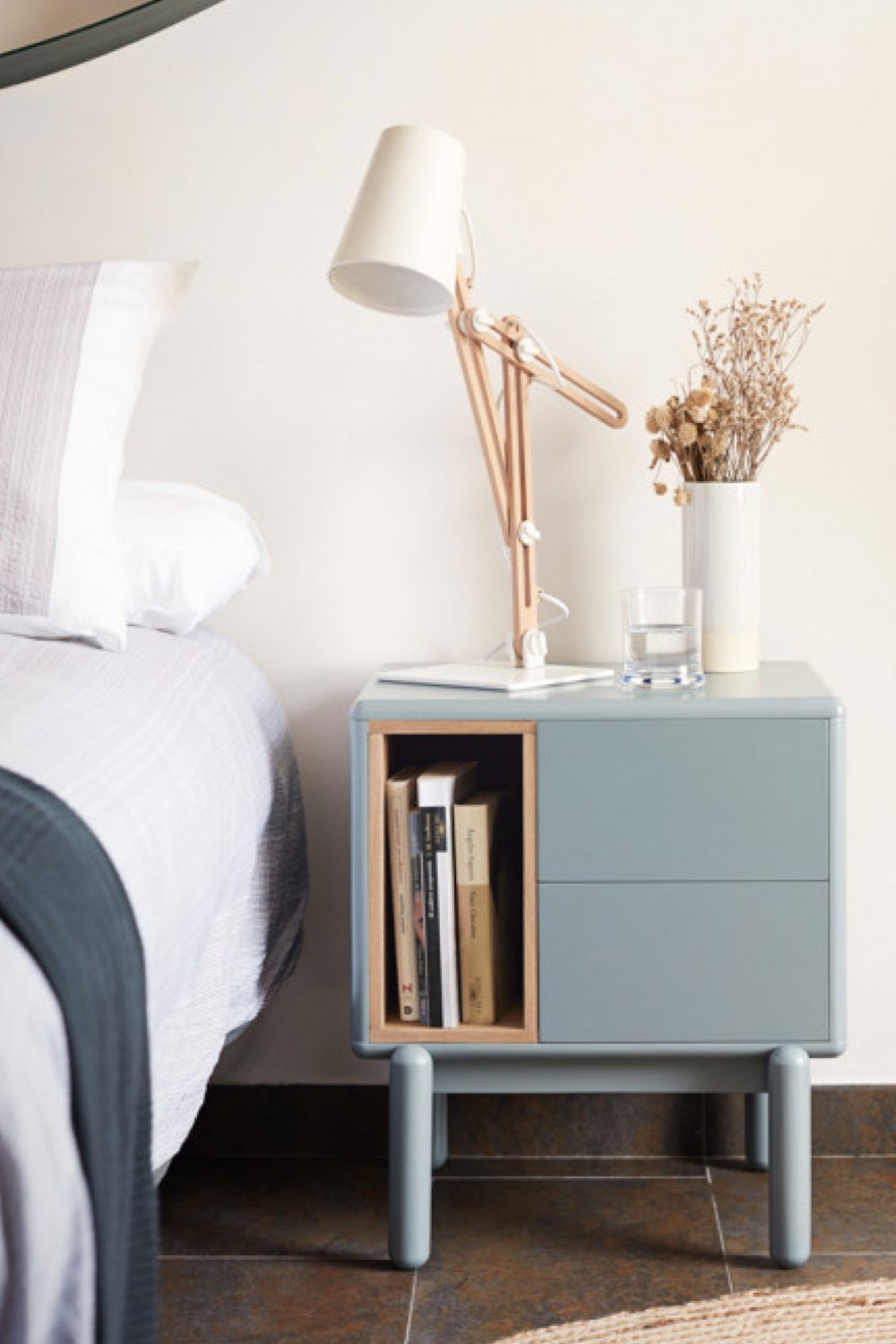 Une table de nuit dans la chambre | guide déco