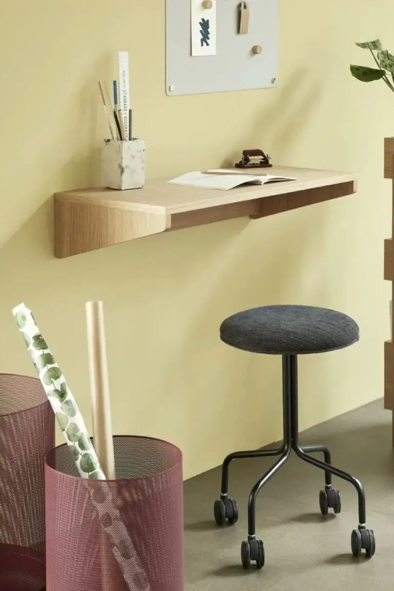 Installer un bureau mural pour un espace de travail malin