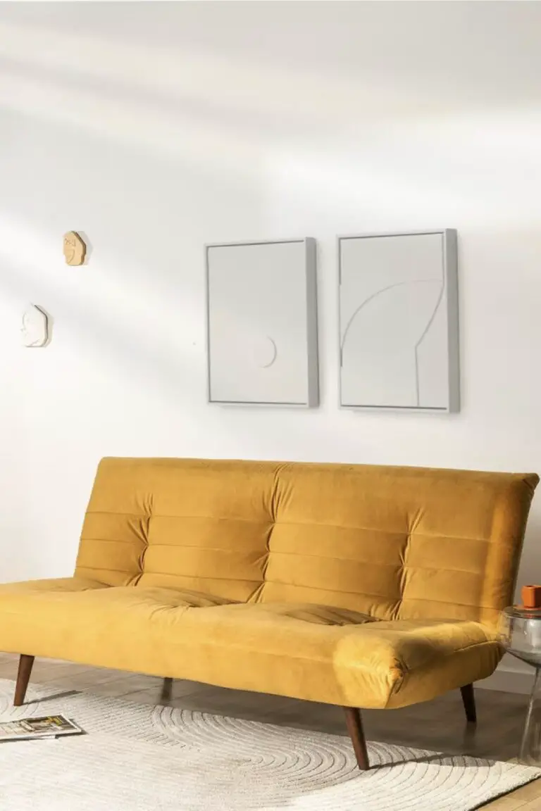 Coup d’éclat dans le salon: optez pour un canapé jaune