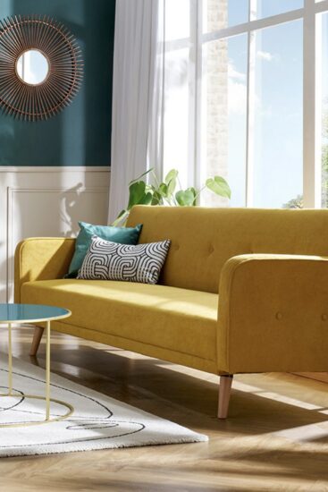Coup d’éclat dans le salon: optez pour un canapé jaune