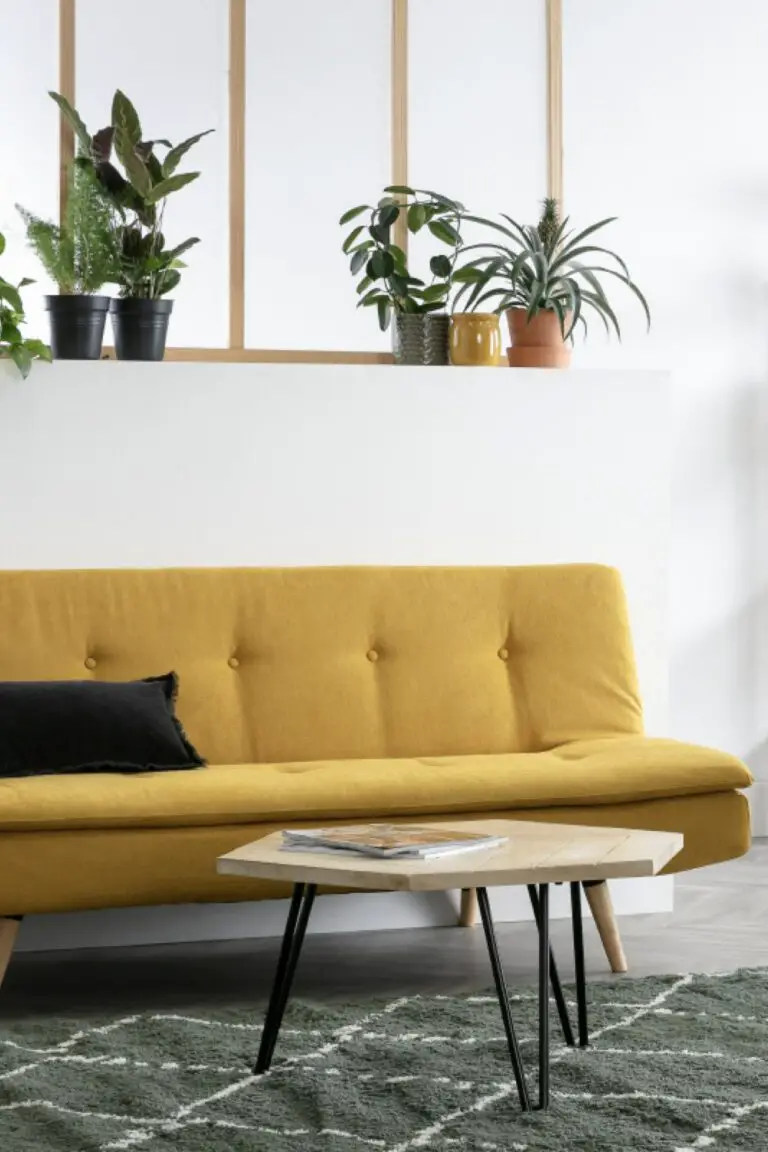Coup d’éclat dans le salon: optez pour un canapé jaune