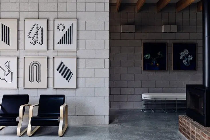Simple et original, le mur intérieur en parpaings bruts